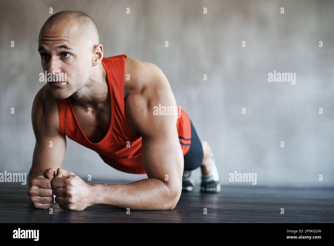 Hes 100 focused on his training. a man doing plank exercises at the gym ...