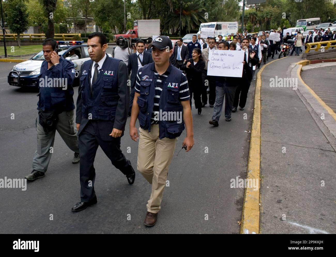 Officers belonging to the Mexican Federal Agency of Investigation, AFI ...