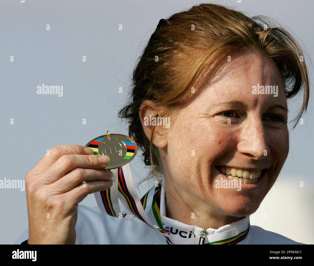 Amber Neben, of the United States, shows her gold medal after winning ...