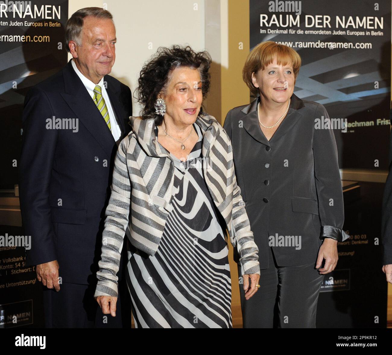 Vor Beginn des Benefiz-Dinners fr den "Raum der Namen" am Berliner ...