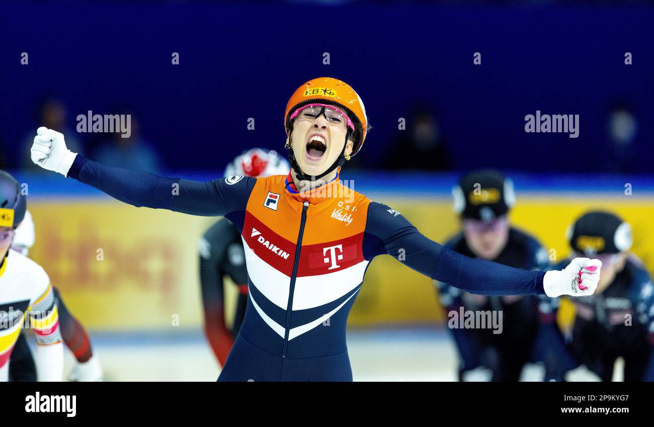 SEOUL - Suzanne Schulting in action during the final on the 1,500 ...