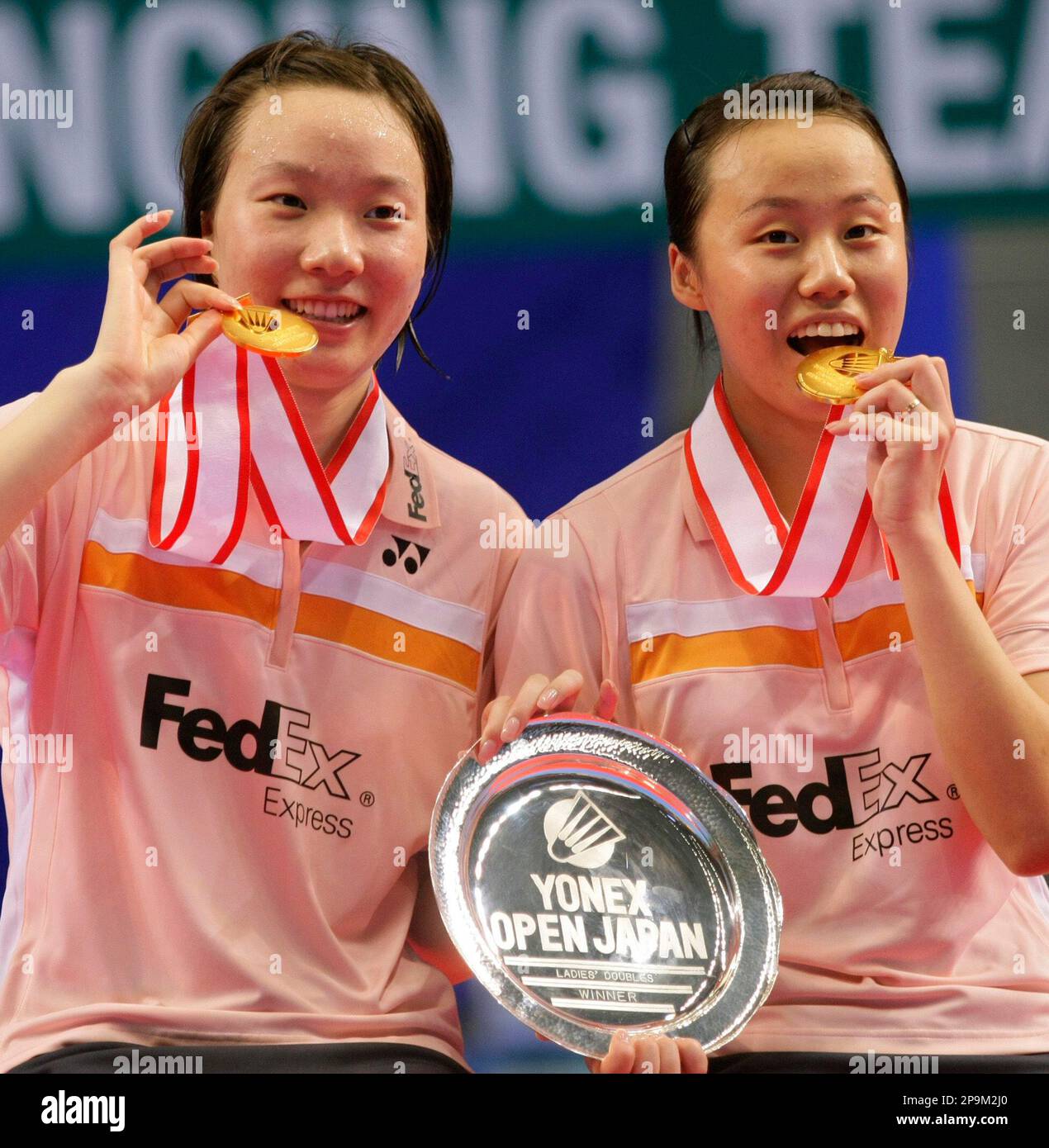 Cheng Shu, left, and Zhao Yunlei of China pose for photographers after ...