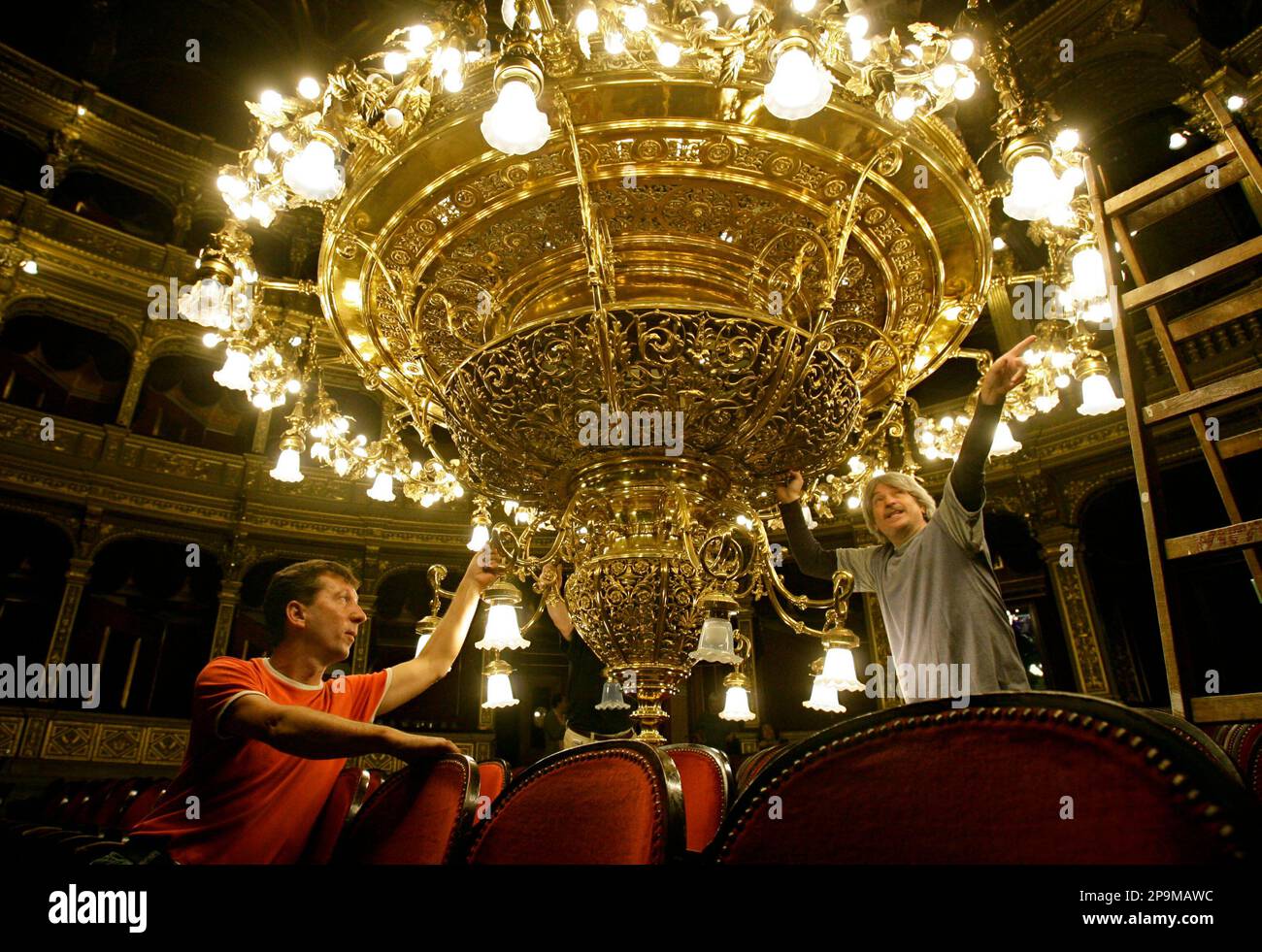Lighting operators of the Hungarian State Opera change the light bulbs ...