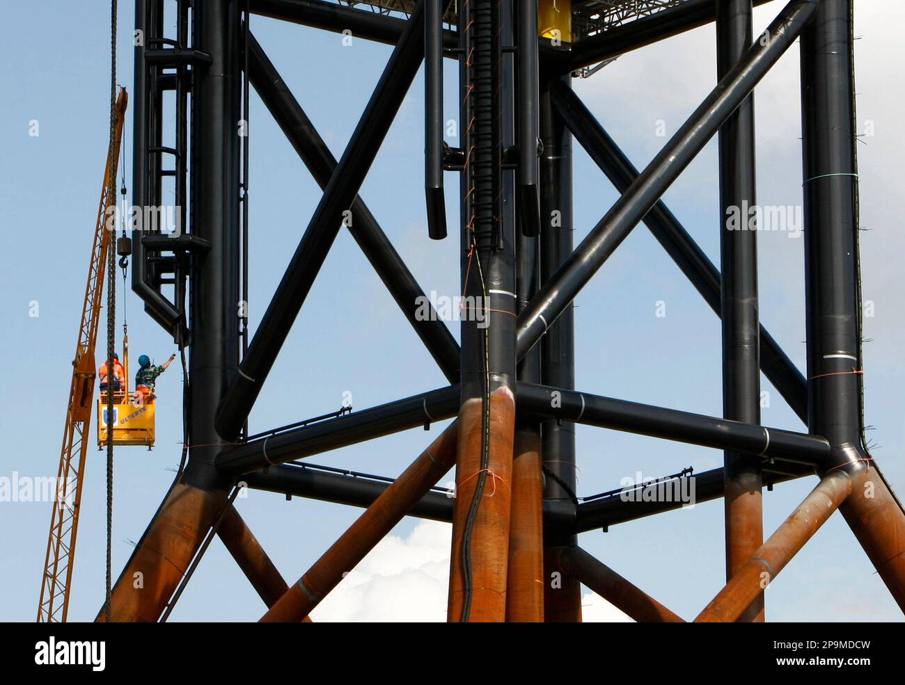 Arbeiter in einem Arbeitskorb bereiten am Mittwoch, 17. Sept. 2008, in ...