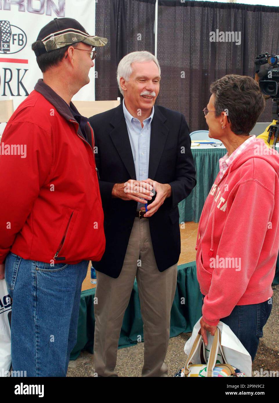 U.S. Agriculture Secretary Ed Schafer talks to Scott Fixen, left, and ...