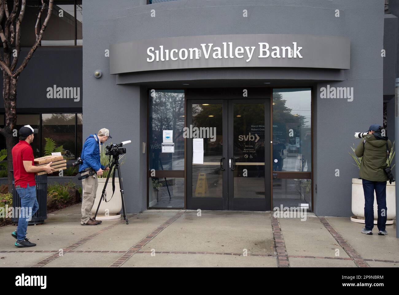 San Francisco, USA. 10th Mar, 2023. A meal deliveryman walks to the ...