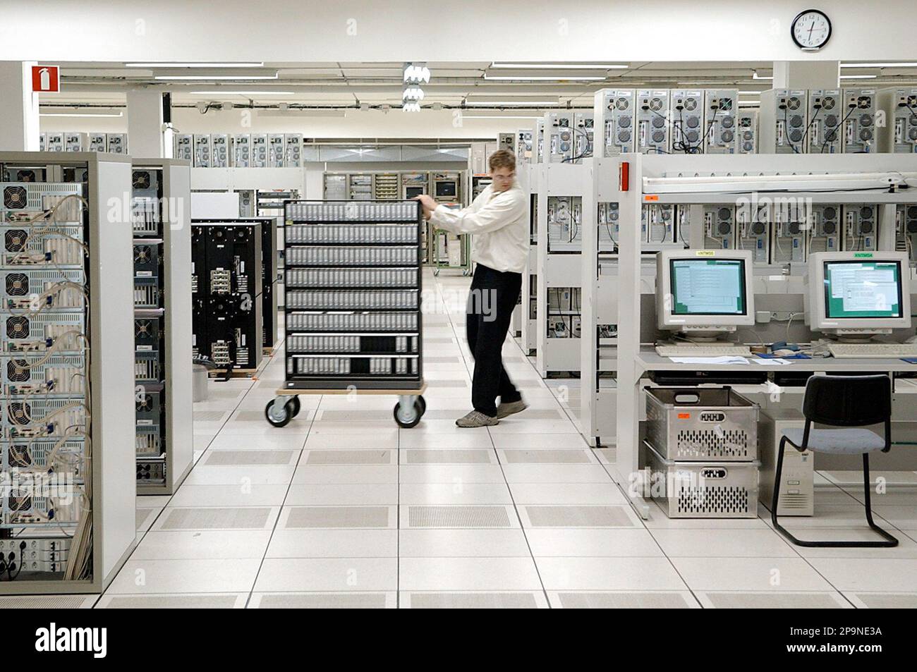 ** ARCHIV ** Ein Techniker arbeitet am 2. Juni 2004 in einem ...