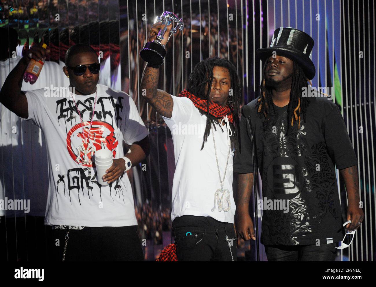 Lil Wayne accepts the award for best hip hop video at the 2008 MTV ...