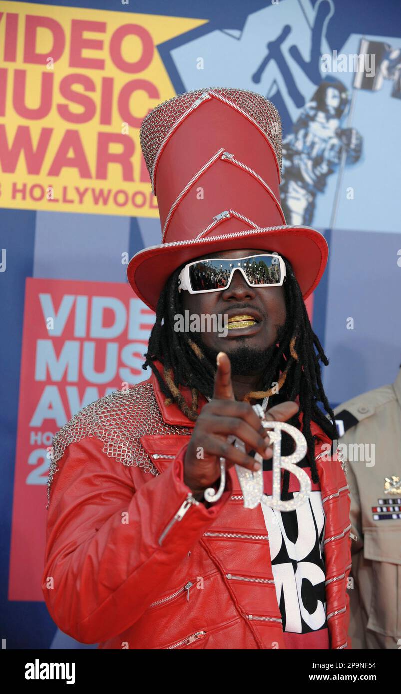 T- Pain gestures as he arrives at the 2008 MTV Video Music Awards held ...