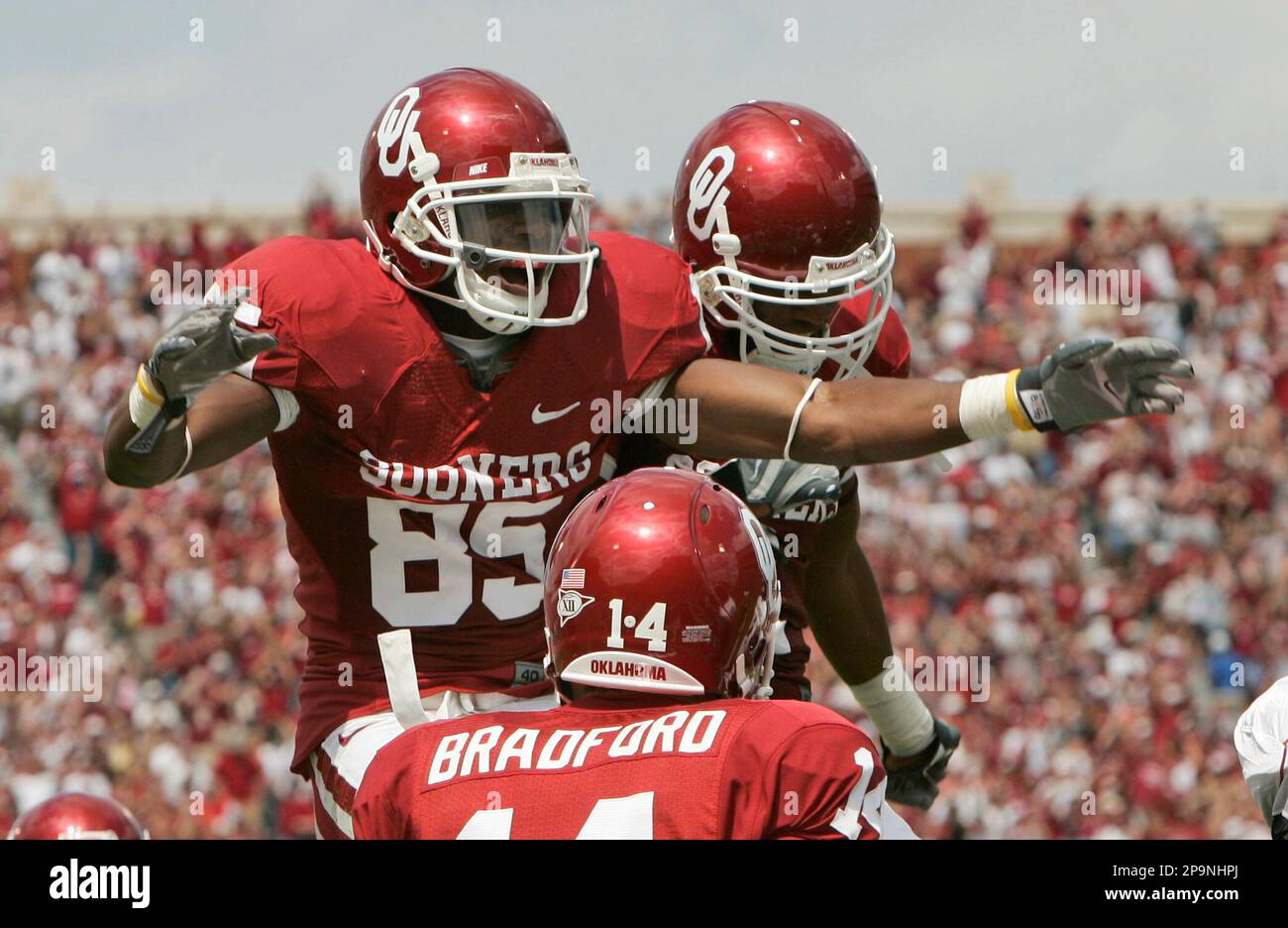 Oklahoma wide receiver Ryan Broyles, left, celebrates a touchdown ...