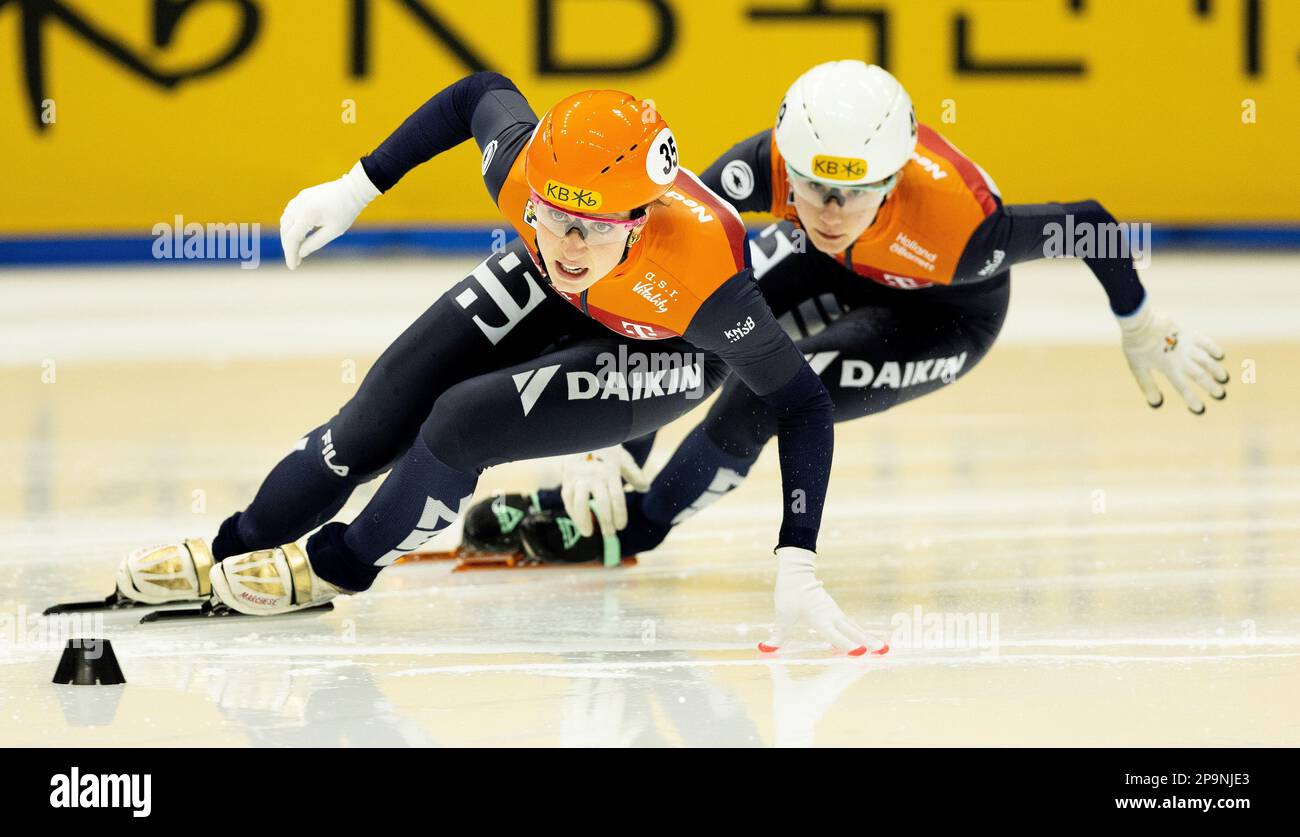 SEOUL - Suzanne Schulting (l) and Selma Poutsma in action during the ...