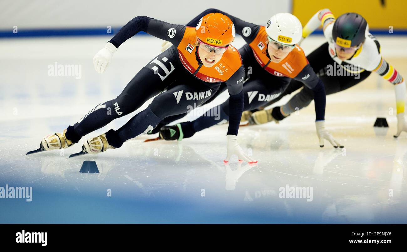 SEOUL - Suzanne Schulting (l) and Selma Poutsma in action during the ...
