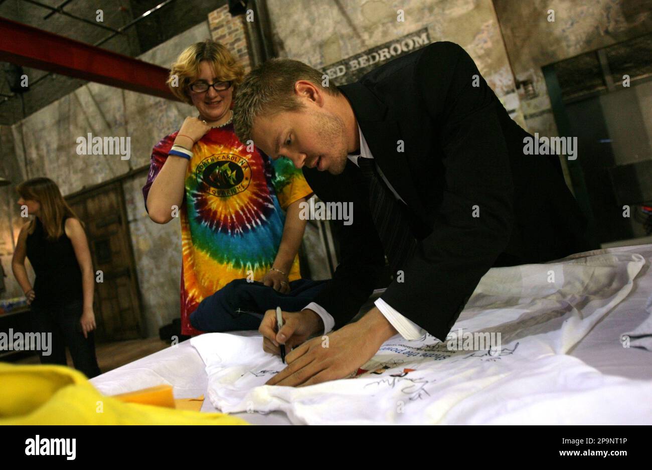Actor Chad Michael Murray signs an autograph for fan Katie Burkholder ...