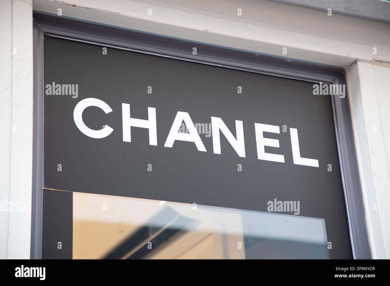 Chanel shop front windows hi-res stock photography and images - Alamy