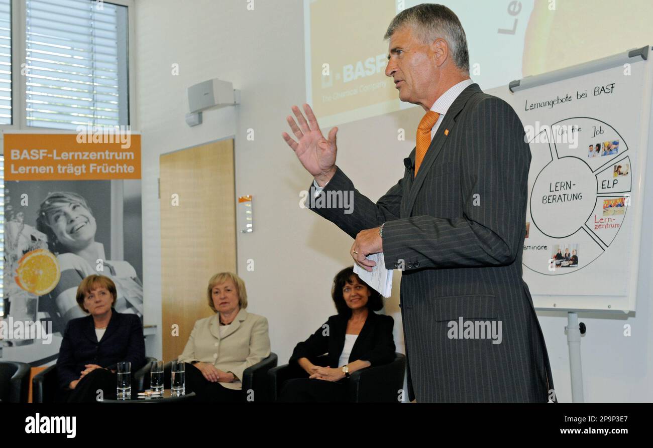 Bundeskanzlerin Angela Merkel, links, wird am Dienstag, 2. Sept. 2008 ...