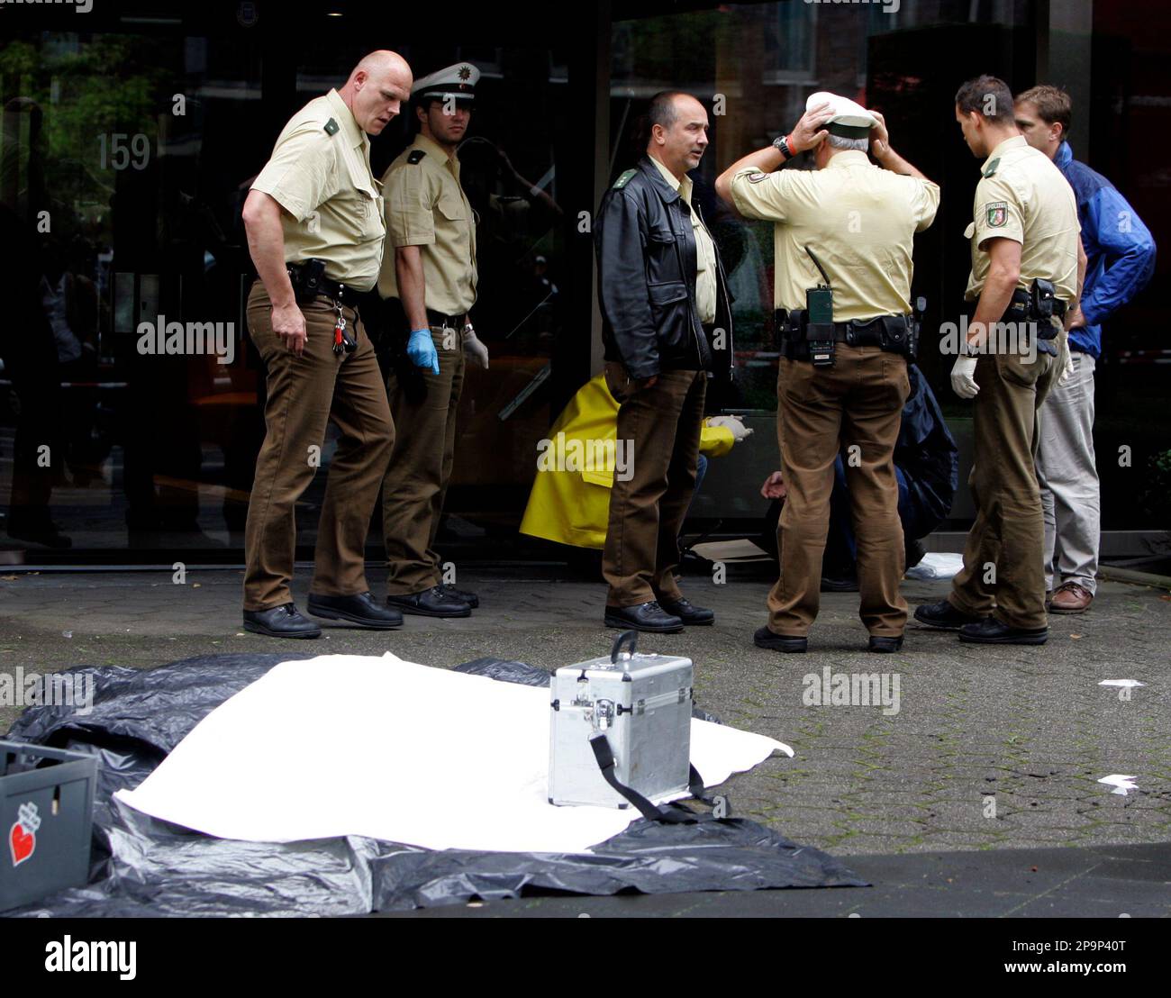 Ein Toter liegt am Dienstag 2. Sept. 2008, nach einer Schiesserei in ...