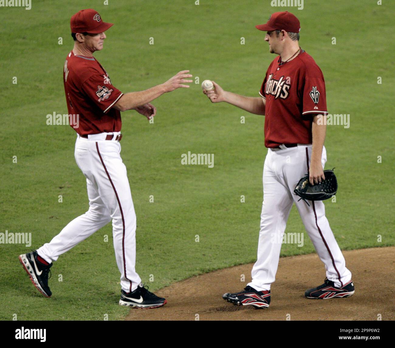 Arizona Diamondbacks manager Bob Melvin, left, takes the baseball from ...