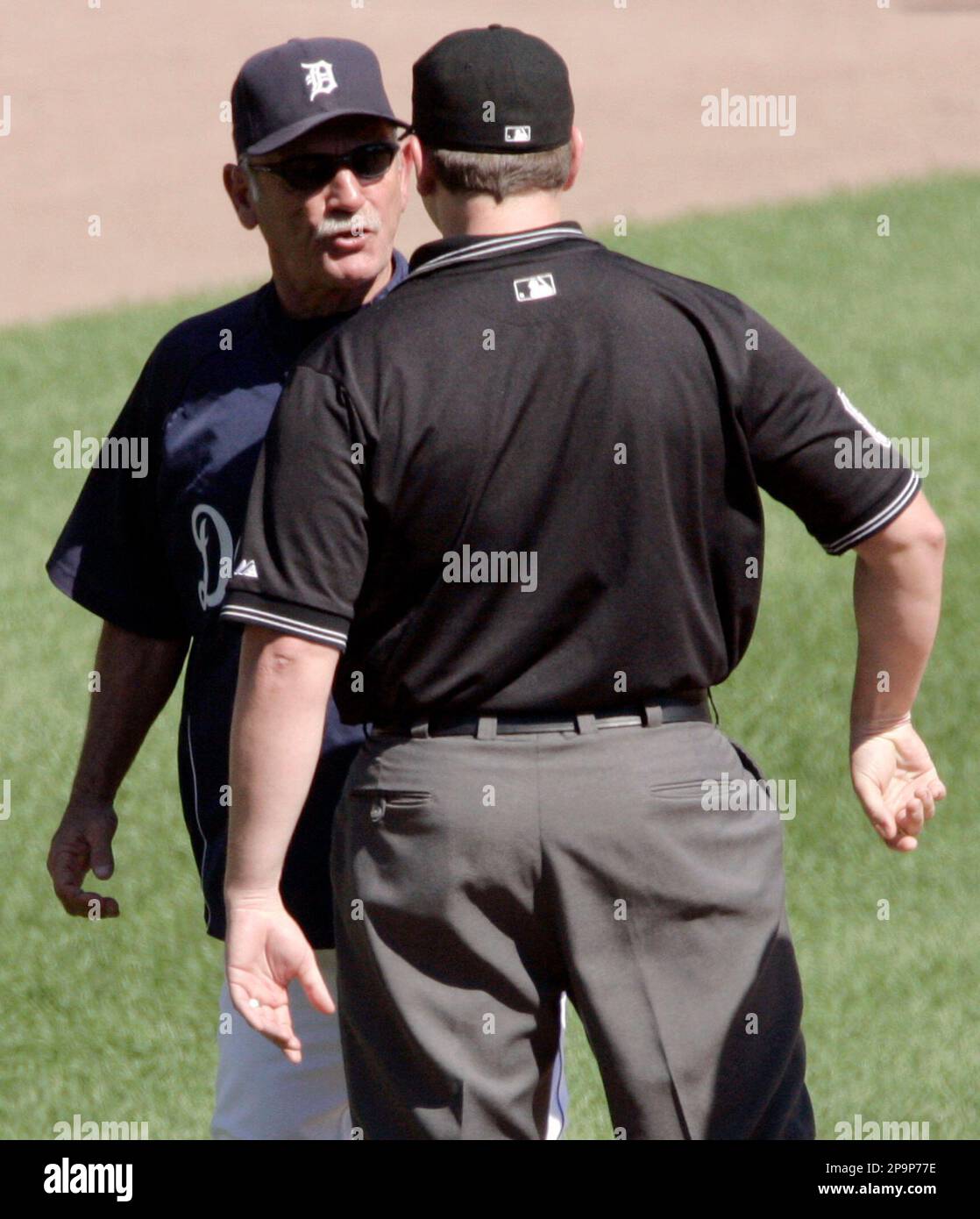 Detroit Tigers manager Jim Leyland, left, argues with third base umpire ...