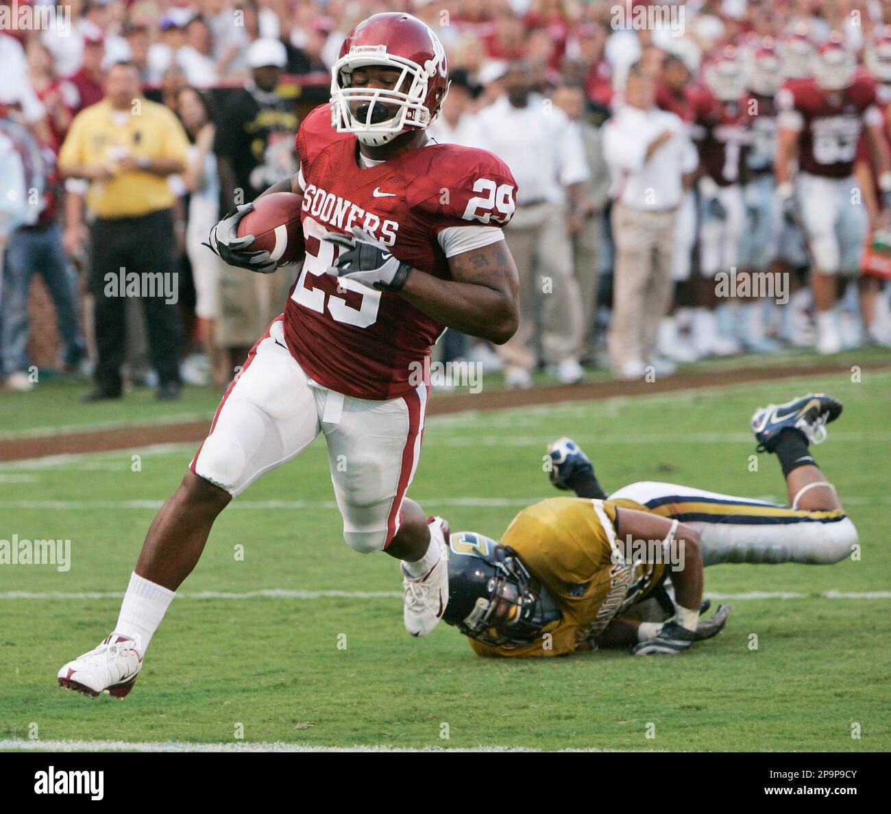 Oklahoma running back Chris Brown, left, runs into the end zone for a ...