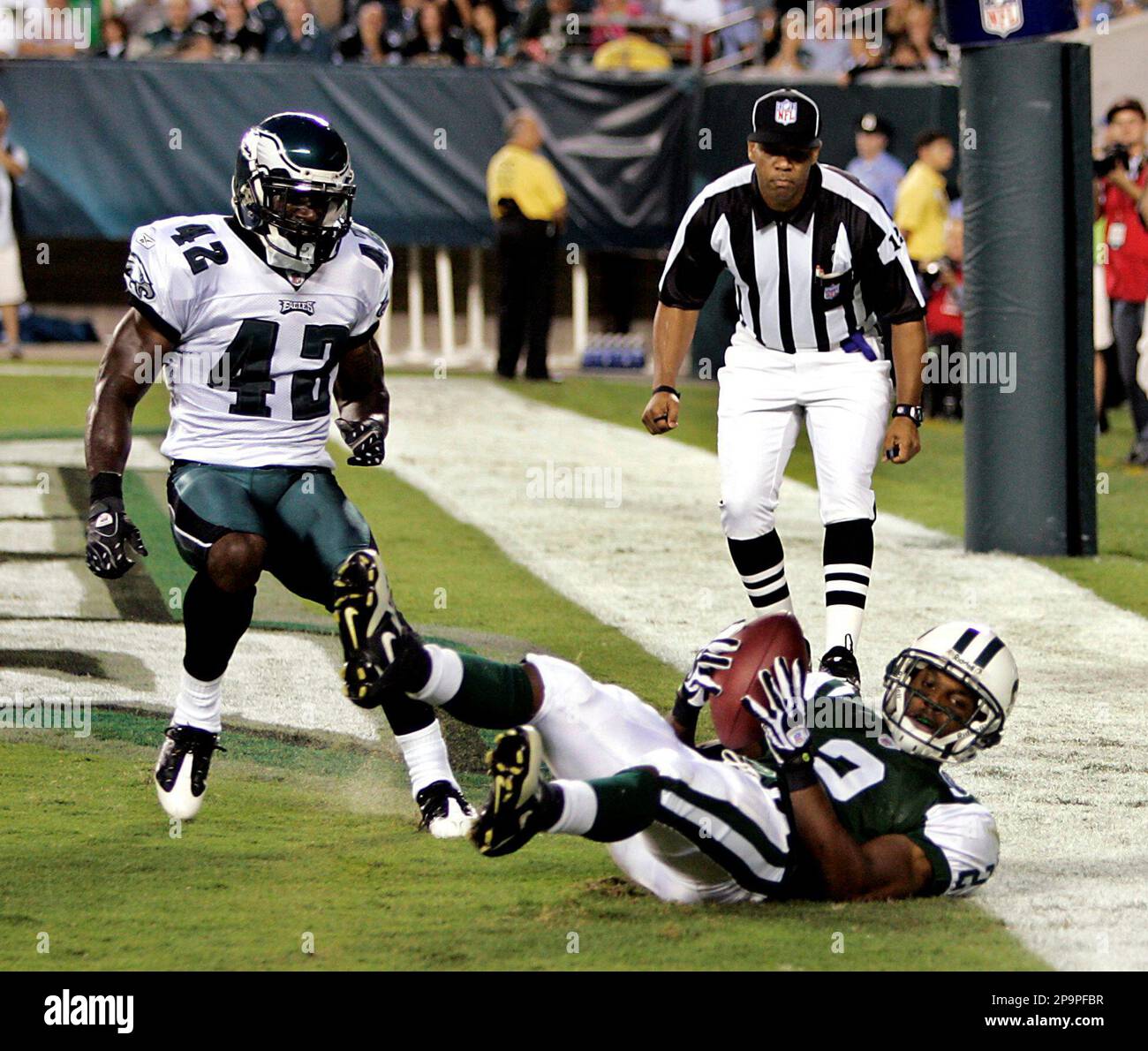 New York Jets' wide receiver Paul Raymond holds on to a pass from ...