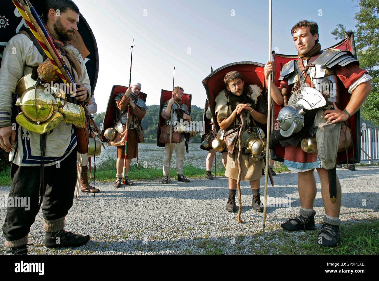 In der vollen Bewaffnung und Ausruestung roemischer Legionaere goennen ...