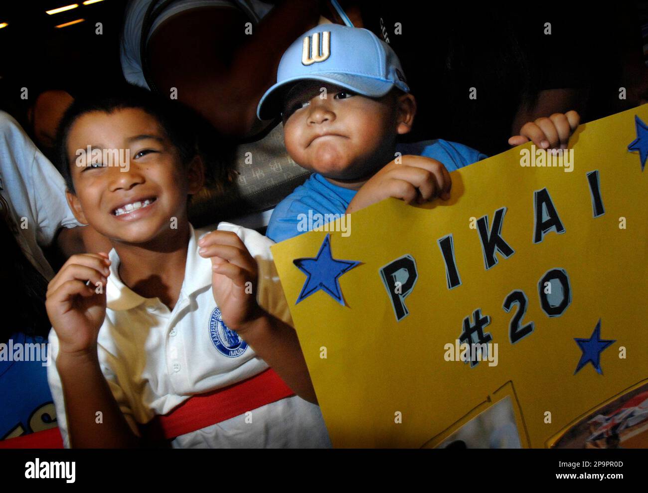 Excited young fans hold signs at Waipio's Little League World Series ...