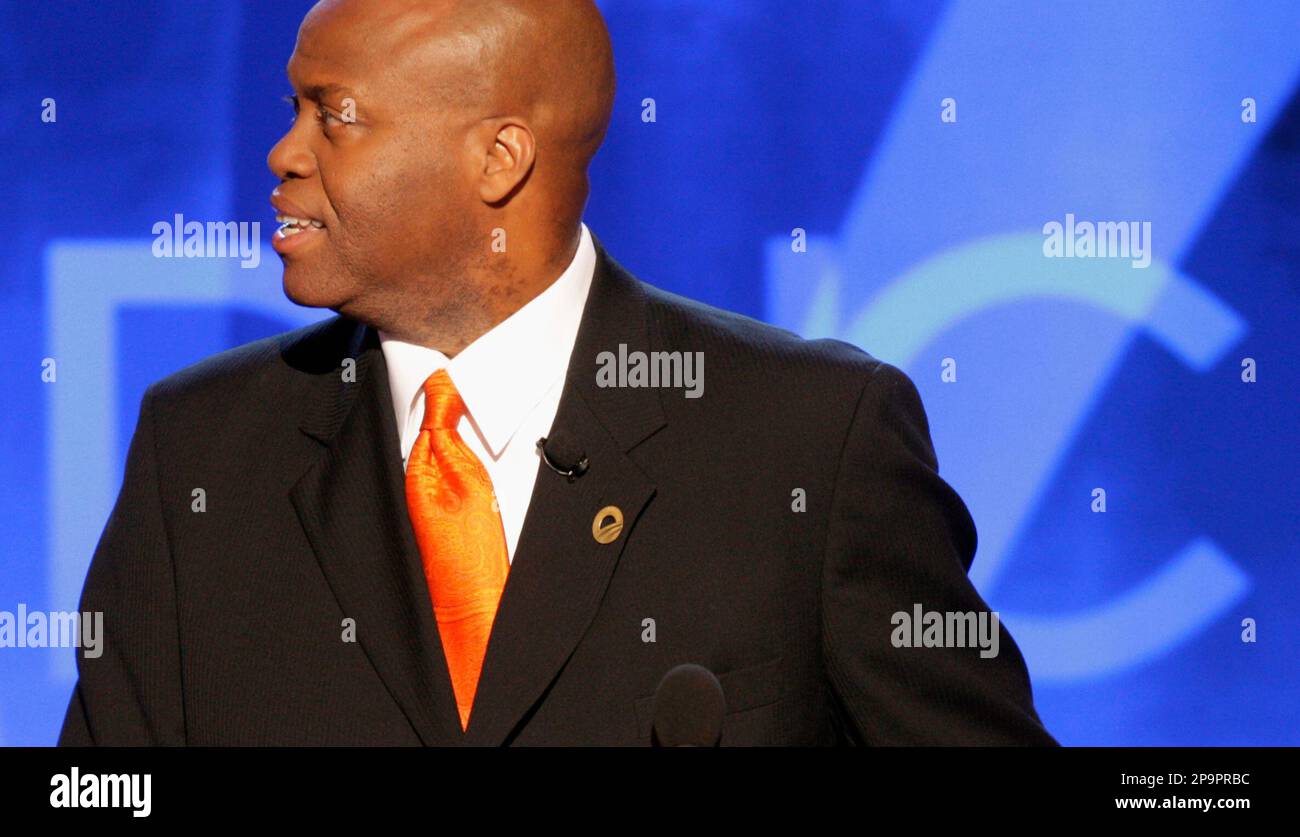 Craig Robinson introduces his sister Michelle Obama at the Democratic ...