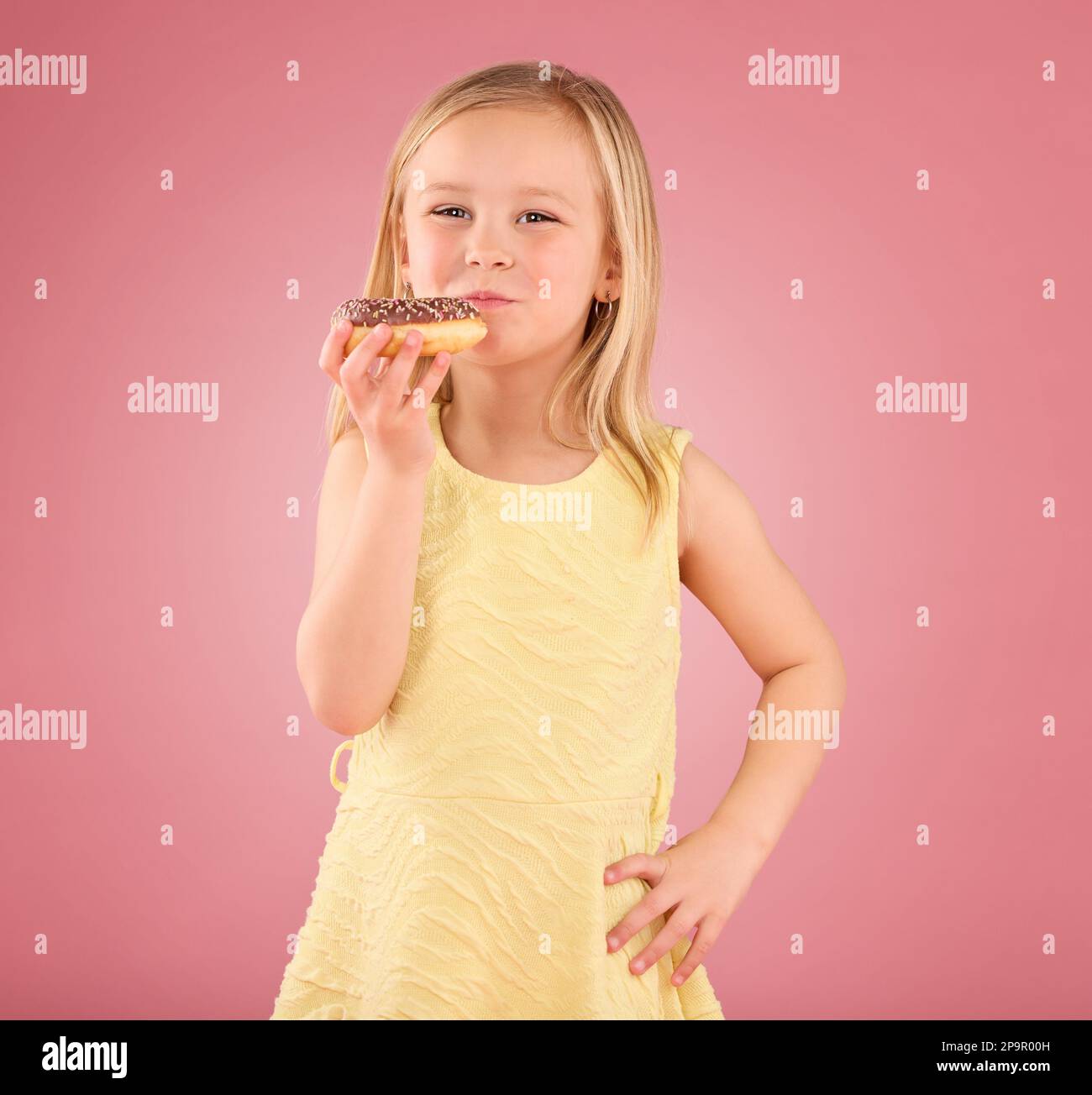 Kids eating donuts hi-res stock photography and images - Alamy