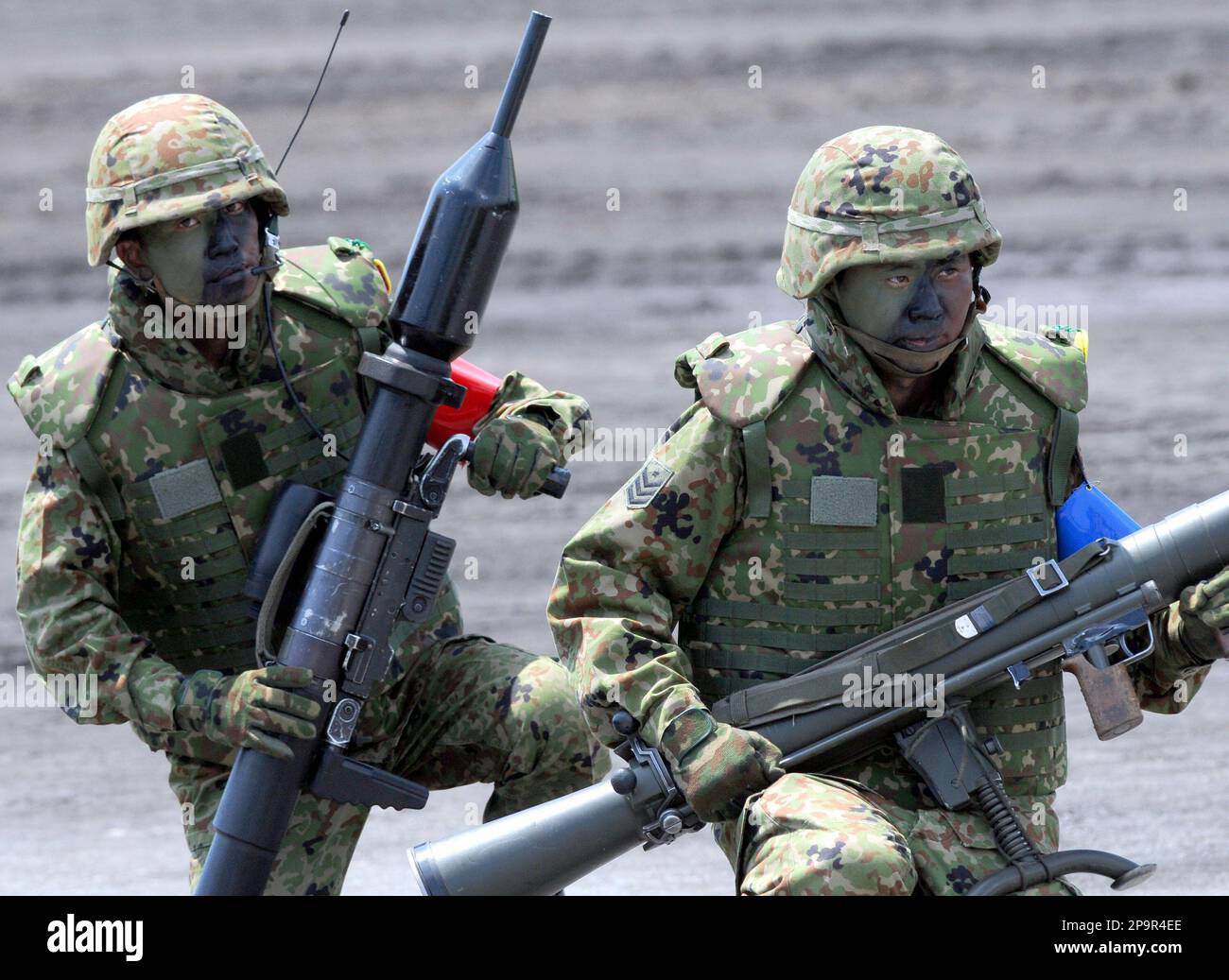 Soldiers of Japan's Ground Self-Defense Force hold anti-tank trench ...