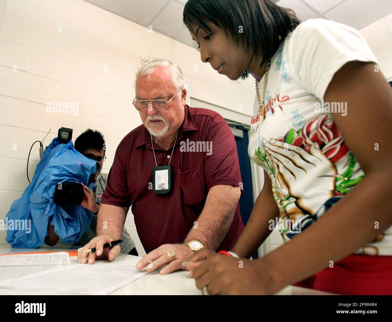 Bond agents Dina Edwards ,right, and Albert Estes fill out paperwork at ...