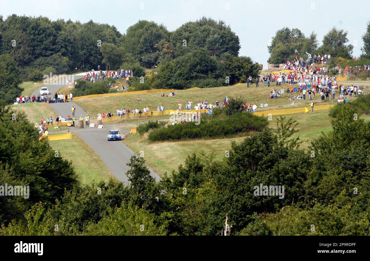 Spectators watch the special stage " Arena Panzerplatte" of the ADAC ...