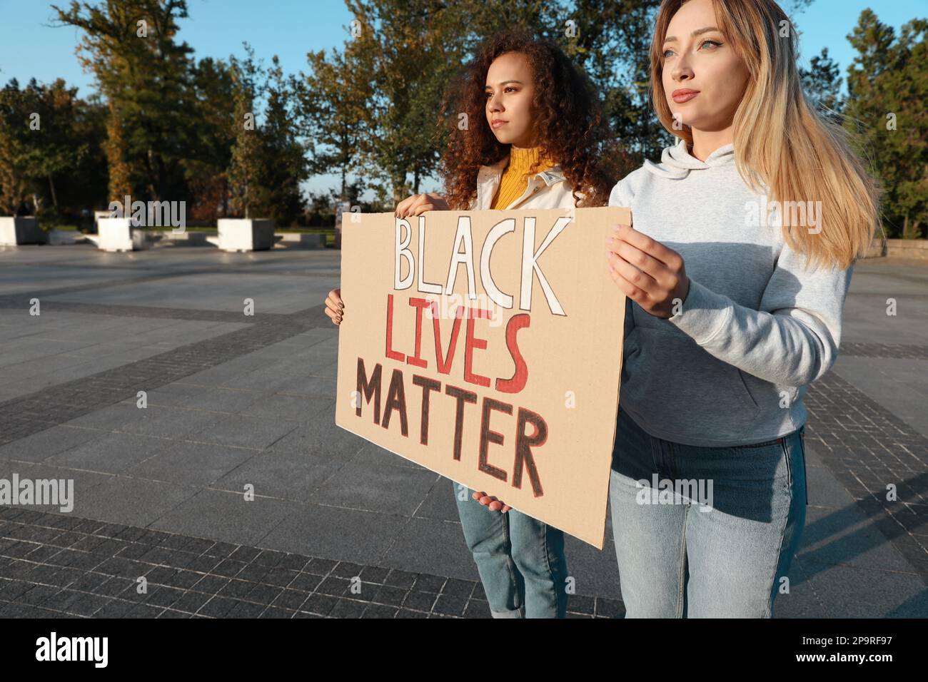 Women holding sign hi-res stock photography and images - Alamy