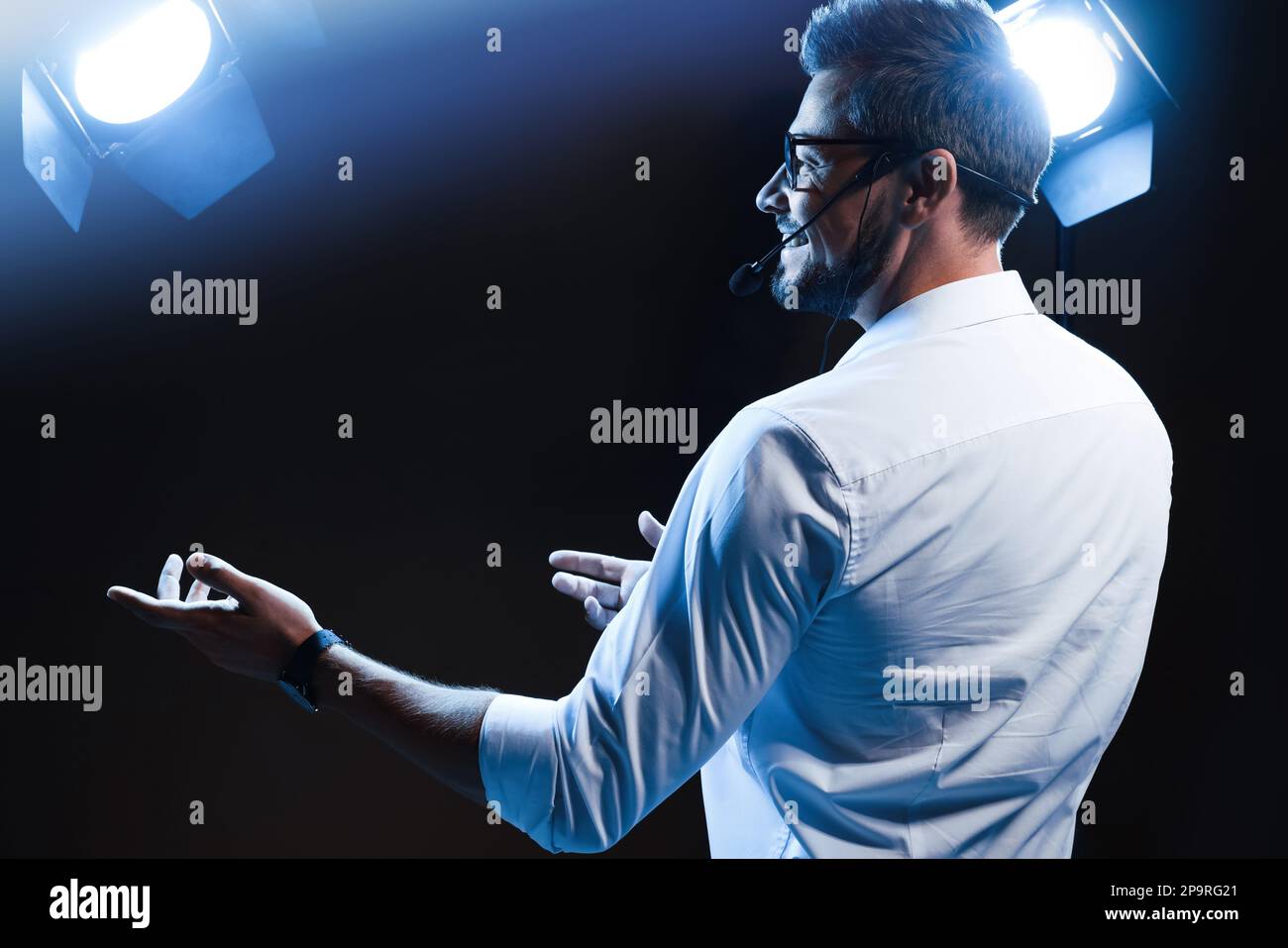 Stage manager headset hi-res stock photography and images - Alamy