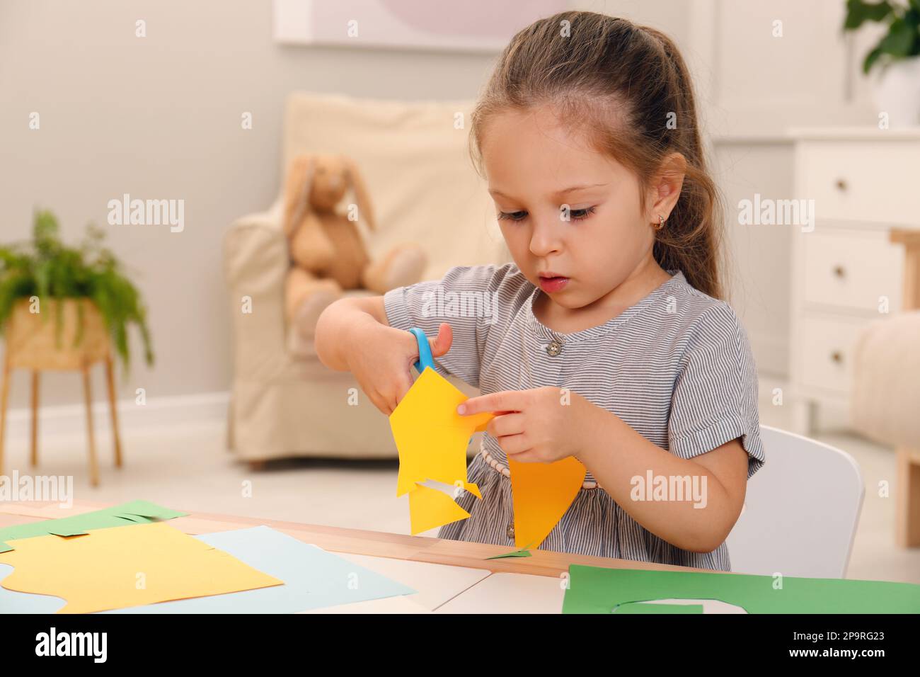 Little girl cutting paper scissors hi-res stock photography and images ...