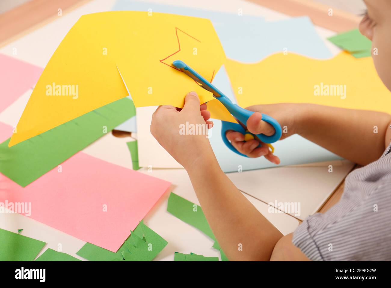 Little girl cutting paper scissors hi-res stock photography and images ...