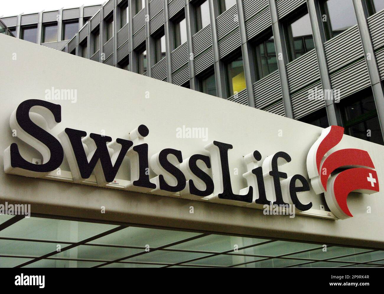 ** ARCHIV ** Das Logo des Lebensversicherers Swiss Life am 28. Maerz ...