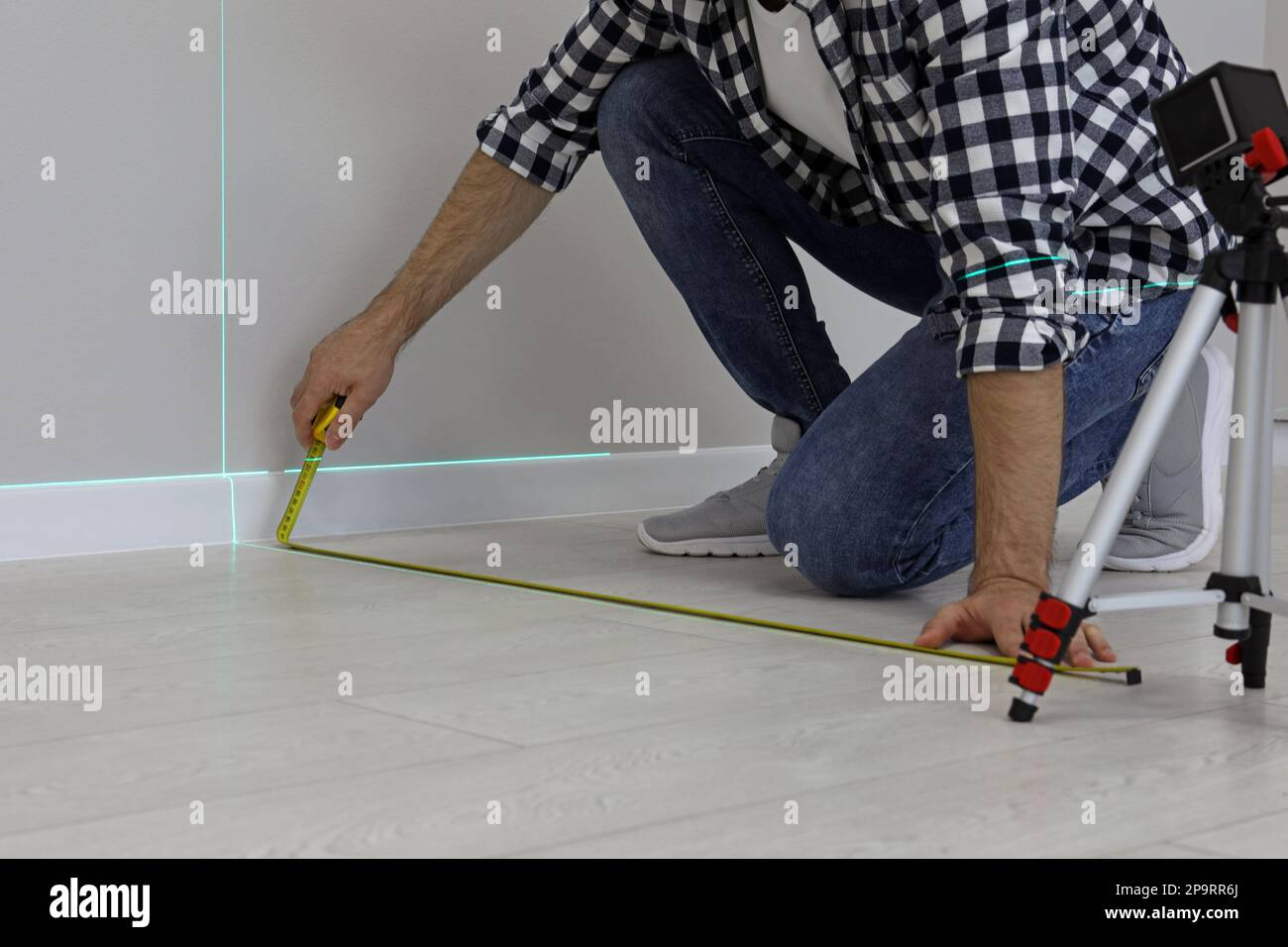 Male builder using laser level hi-res stock photography and images - Alamy