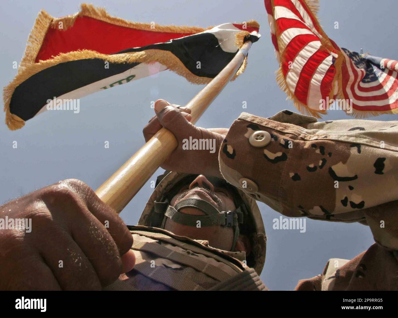 An Iraqi soldier from the 1st Battalion, 17th Iraqi Army Division ...