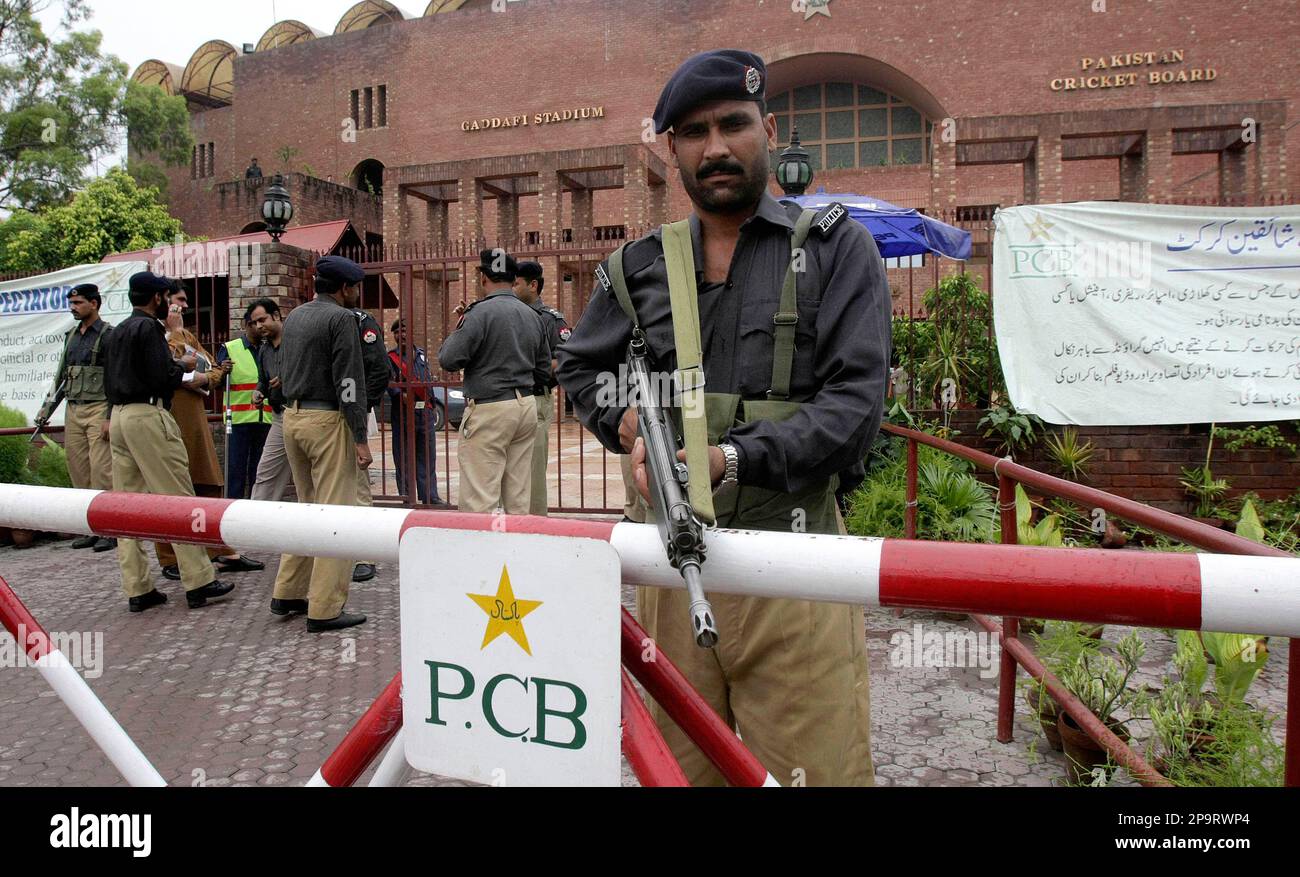 Pakistani police officers stand guard hi-res stock photography and ...
