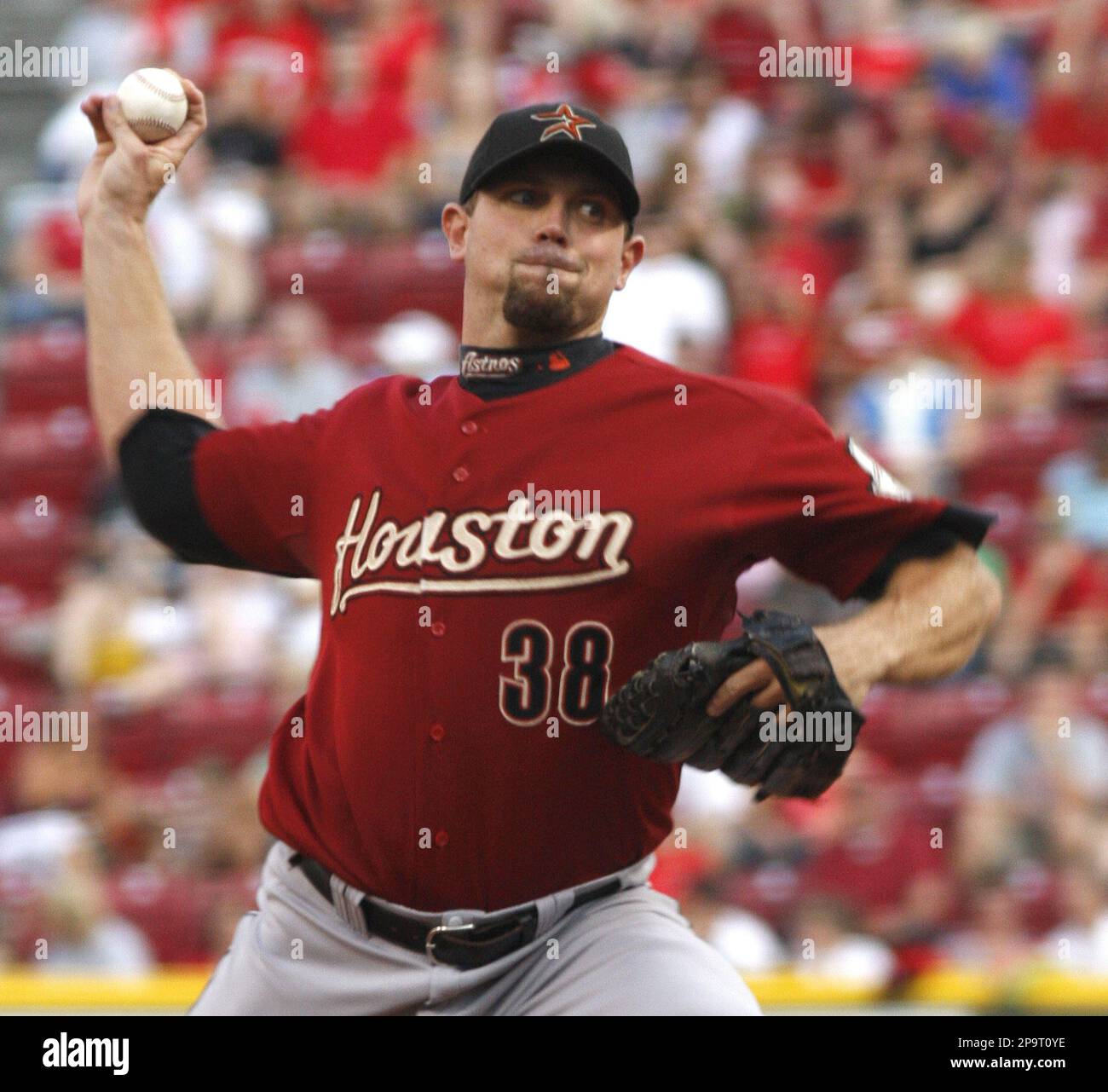 Houston Astros pitcher Brian Moehler works against the Cincinnati Reds ...