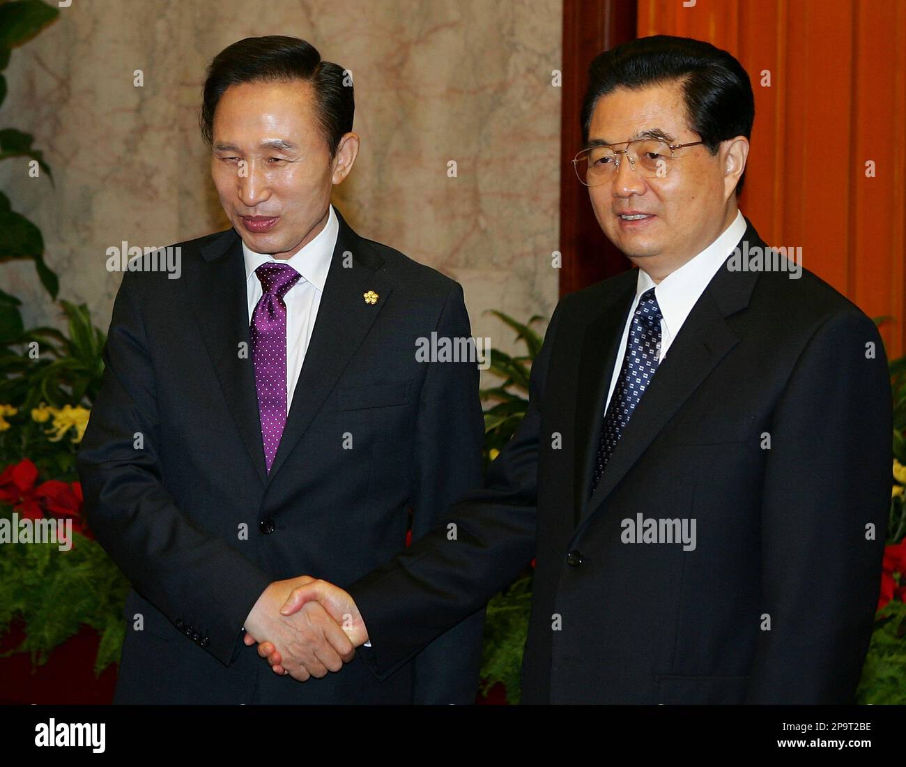Chinese President Hu Jintao, right, meets South Korean President Lee ...