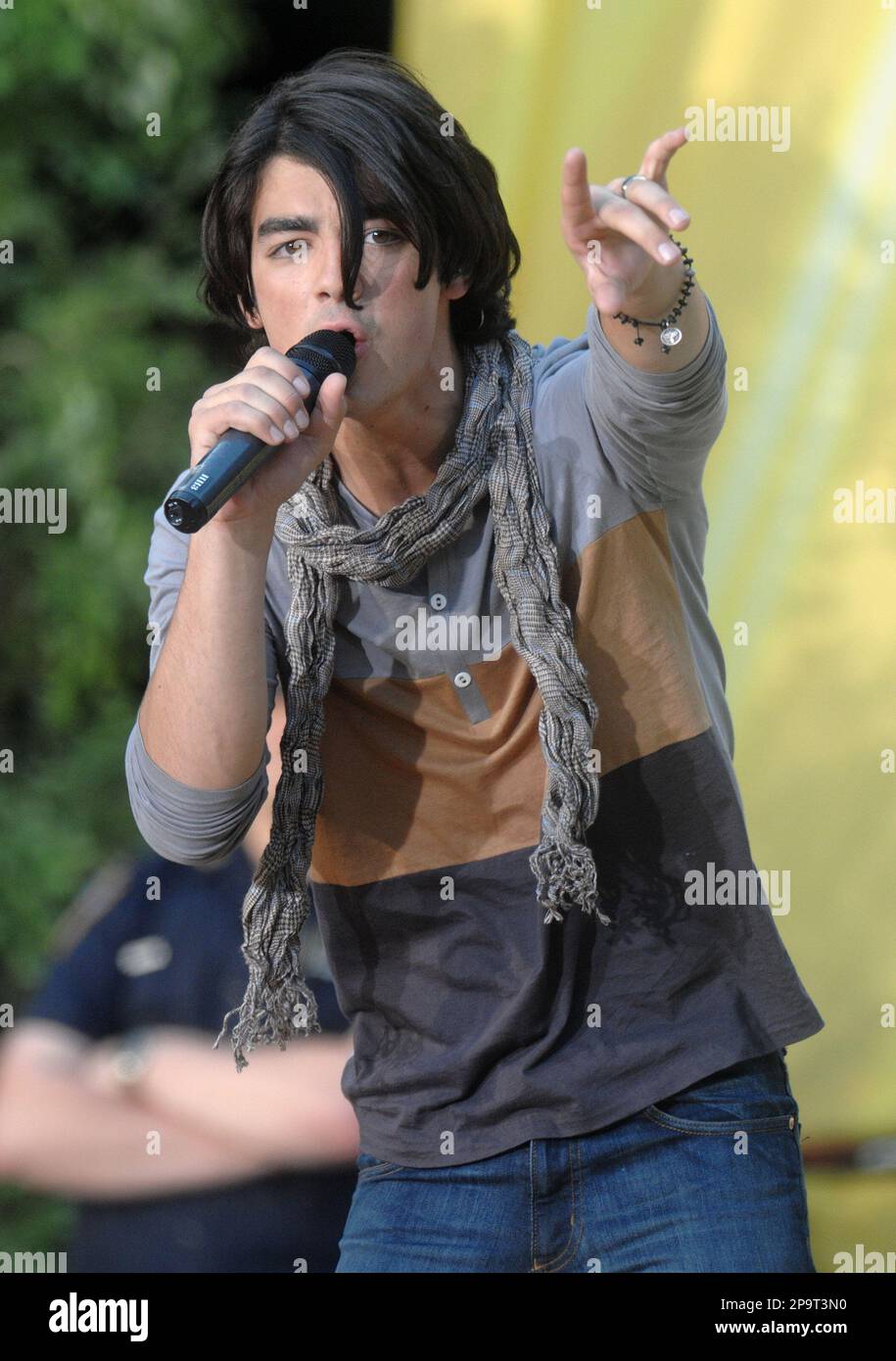 Singer Joe Jonas of the music group The Jonas Brothers performs in ...