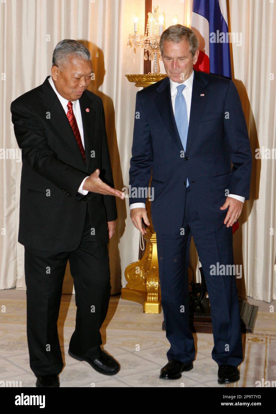 Thai Prime Minister Samak Sundaravej welcomes President Bush, Wednesday ...