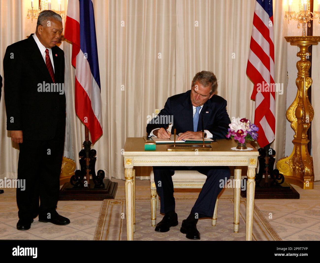 President Bush, accompanied by Thailand's Prime Minister Samak ...