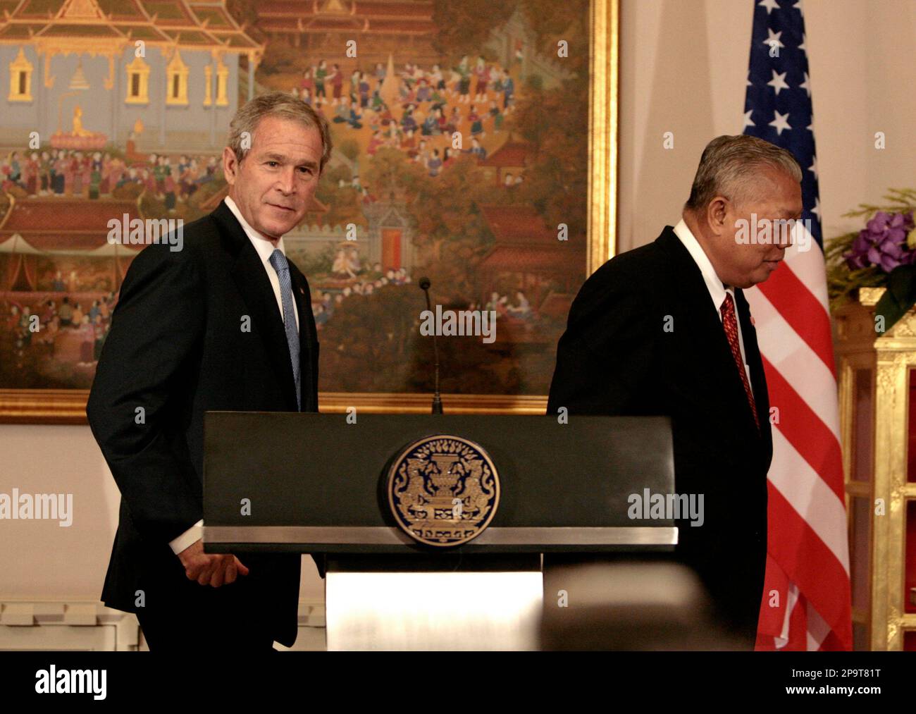 President Bush walks with Thailand's Prime Minister Samak Sundaravej ...