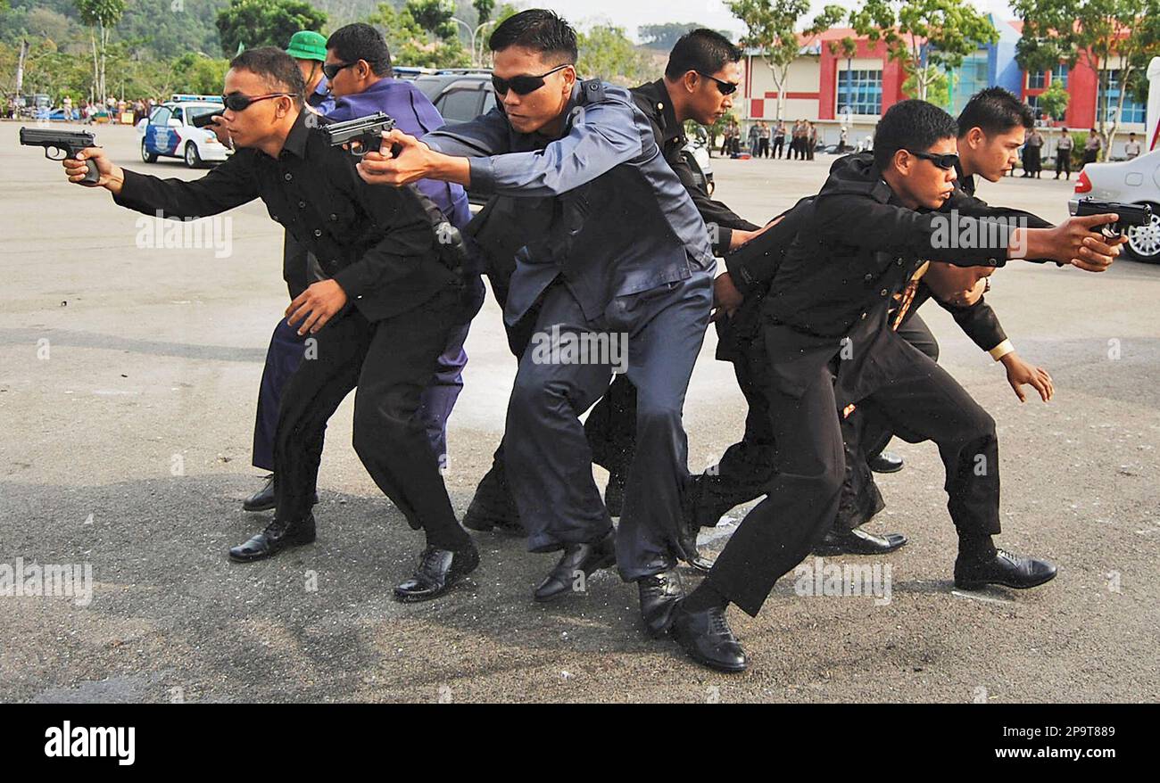 Indonesian police officers show their skills in VIP security details ...