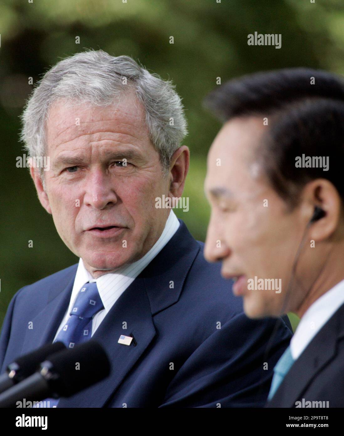 U.S. President George W. Bush, left, and South Korean President Lee ...