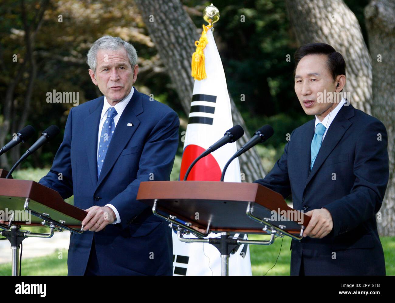 U.S. President George W. Bush, left, and South Korean President Lee ...