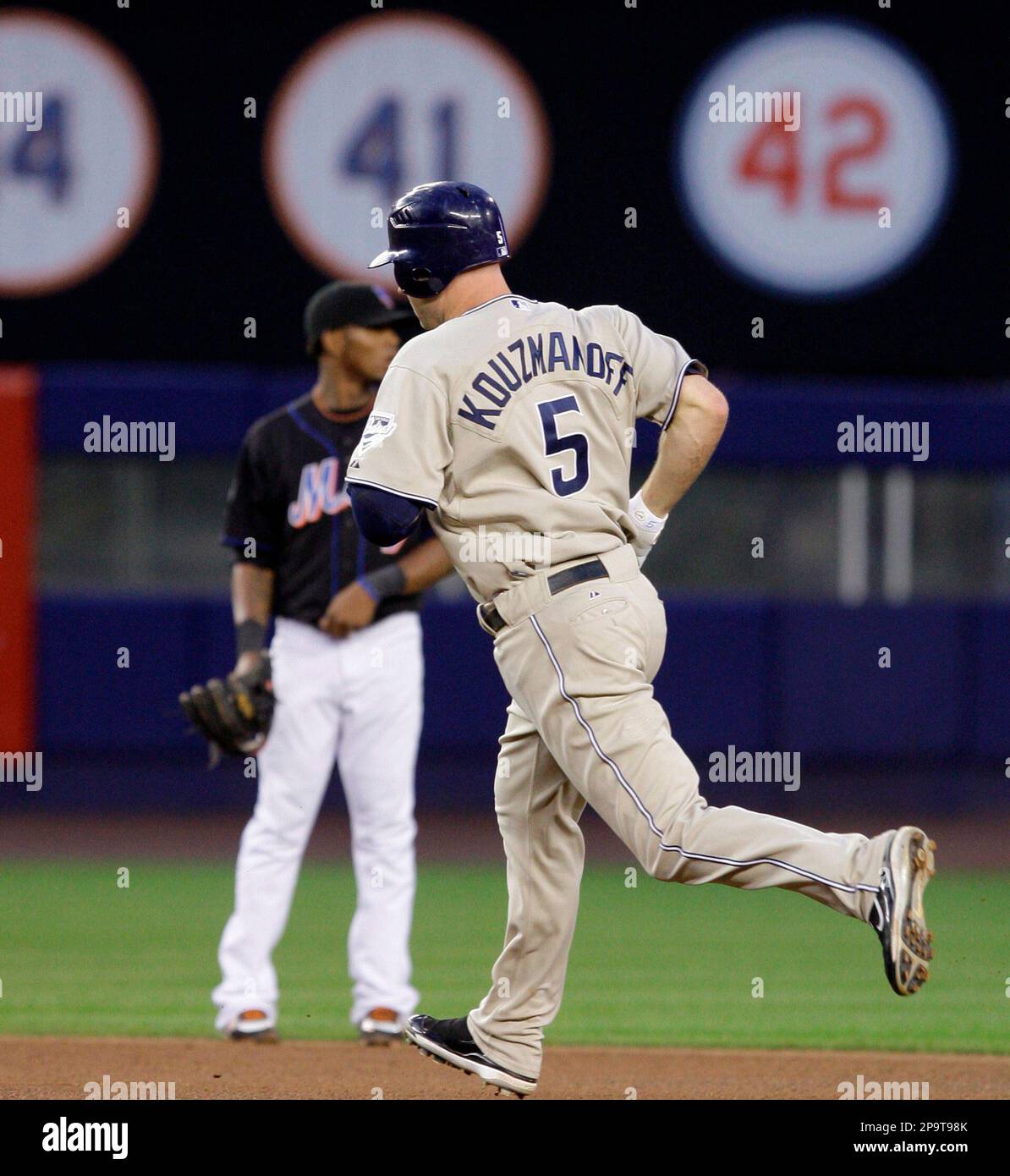 San Diego Padres' Kevin Kouzmanoff trots past New York Mets shortstop ...