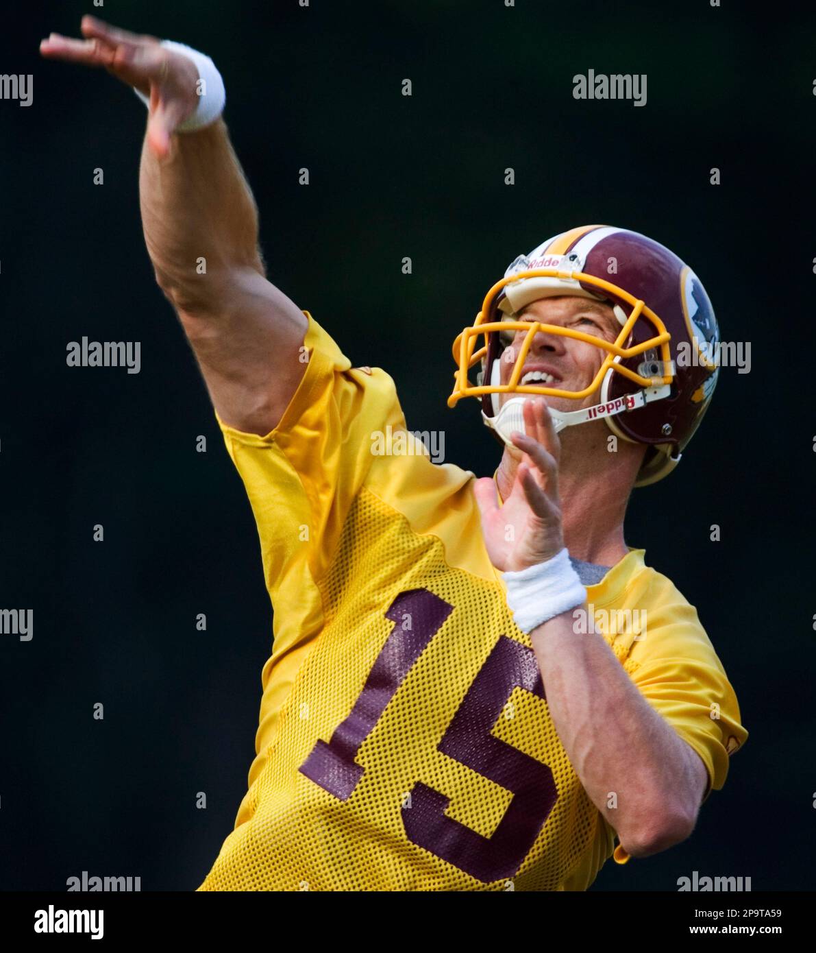 Washington Redskins quarterback Todd Collins (15) watches his throw ...